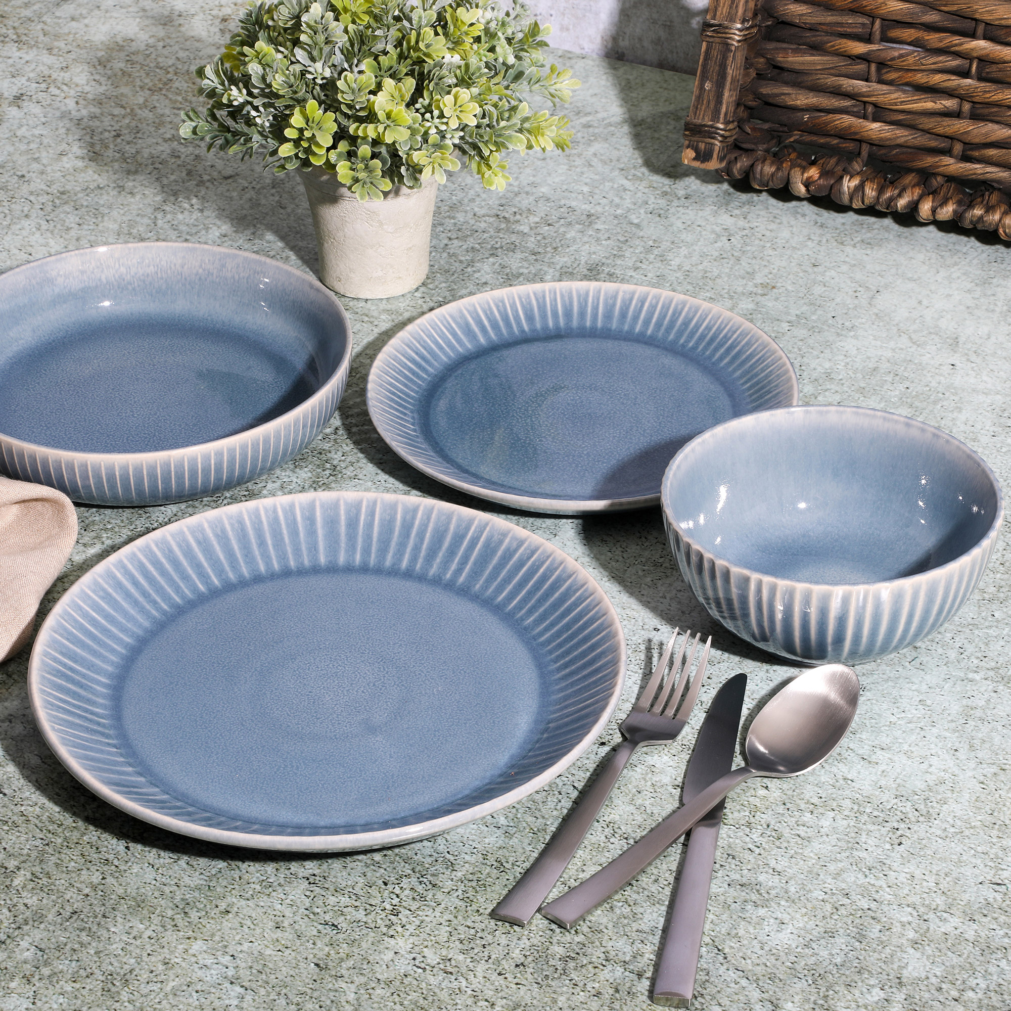 Laurie Gates Amalie 16-Piece Dinnerware Set | Costco